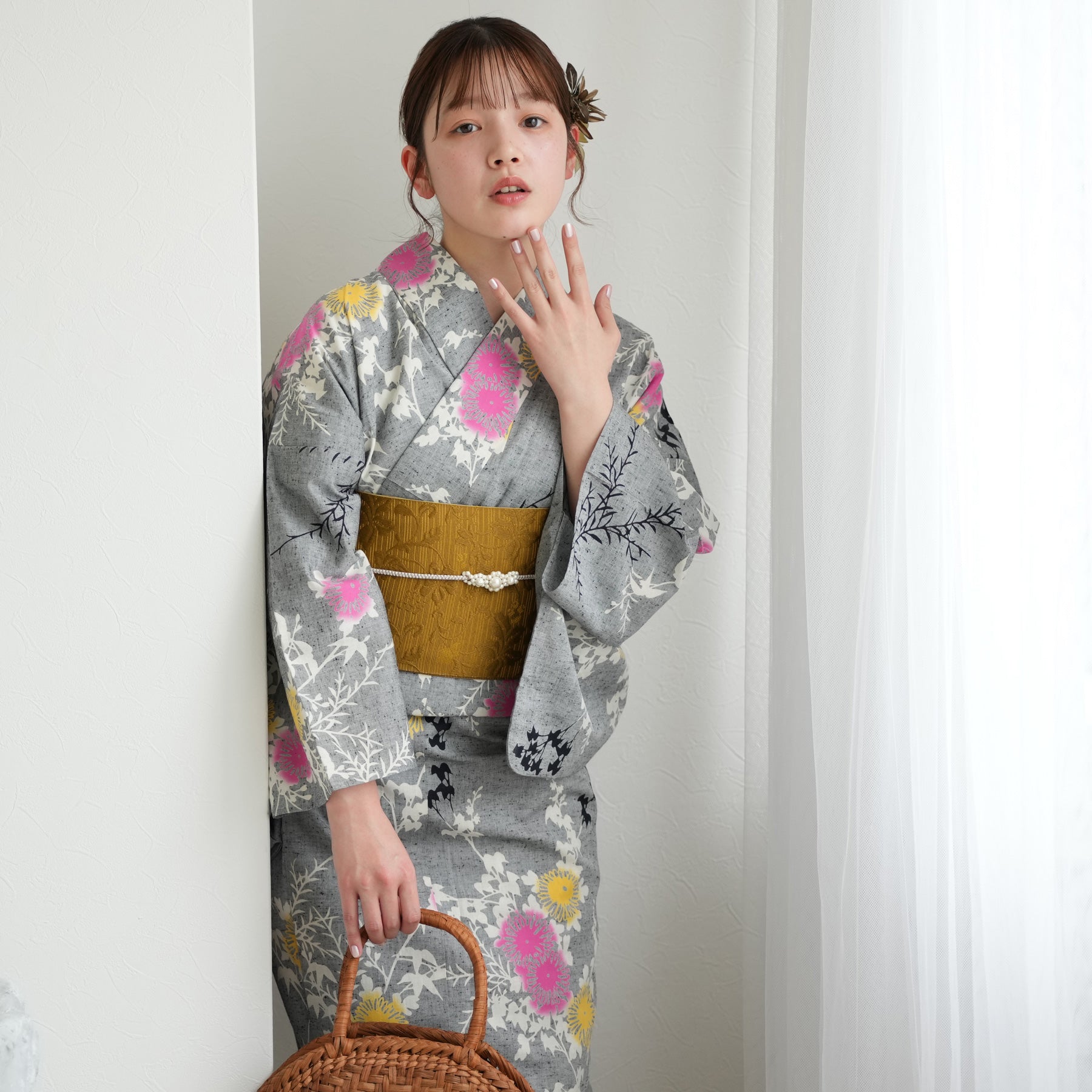 【utatane×注染工房 浴衣3点セット（ゆかた・帯・下駄）先染めベージュ 赤坂紬 上品グレーにピンクと黄色の小菊】フリーサイズ 日本製 小幅生地使用 特選シリーズ 注染 本染め 手縫い併用 ...