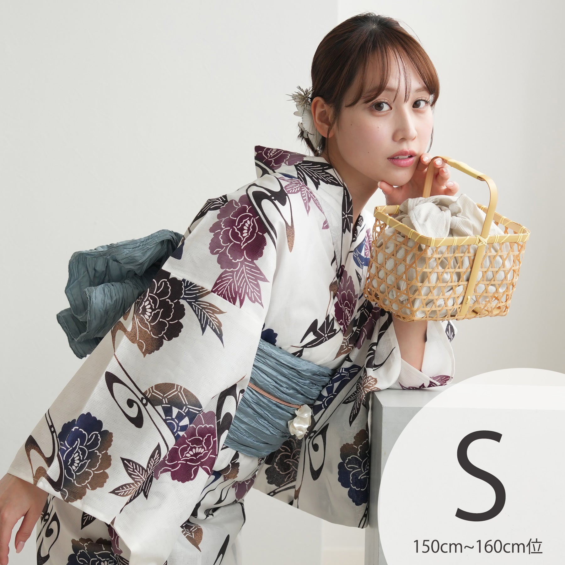 【utatane 高級変わり織 浴衣3点セット ( ゆかた・帯・下駄 ) 白地にえんじの牡丹と御所車】 Sサイズ（150-160cm） 国産生地 国内染色 昭和初期アンティーク復刻版 米井遥加 ...